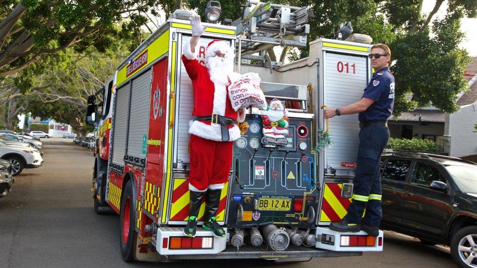 How Christmas lights made an Australian street famous - BBC News