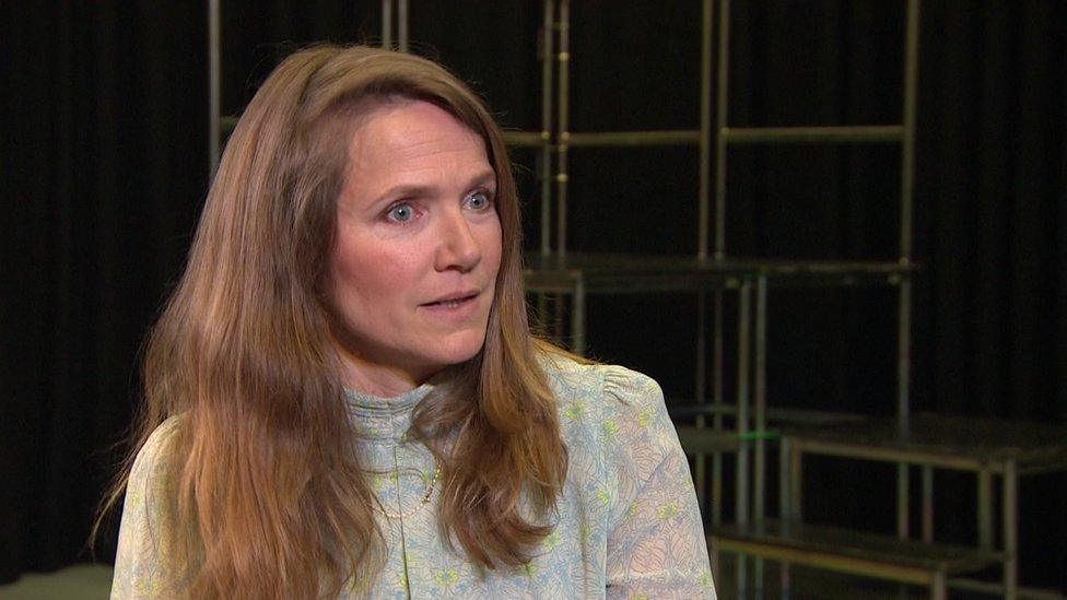 Jessica Hynes campaigns in Liskeard for drama in schools - BBC News