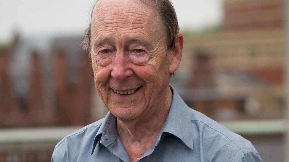 Late scientist Tom Kibble wins award for particle work - BBC News