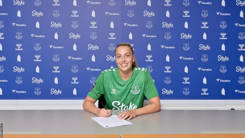 Everton sign former Man Utd goalkeeper Emily Ramsey - BBC Sport