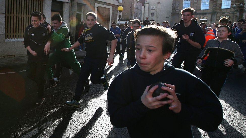 In pictures: Jedburgh's ba game - BBC News