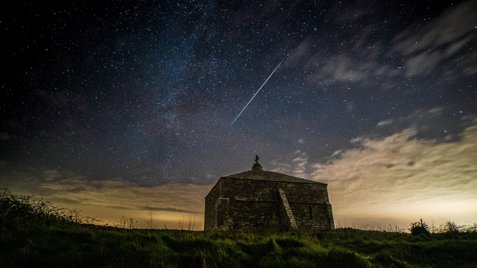 Meteor spotted over Devon caught on camera - BBC News