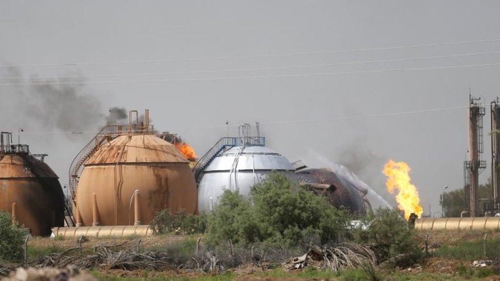 Iraq conflict: IS suicide bombers hit Taji gas plant - BBC News