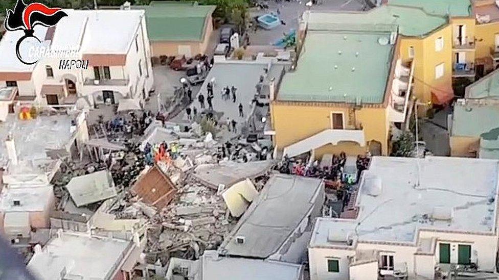 Ischia earthquake: Three brothers freed from rubble - BBC News