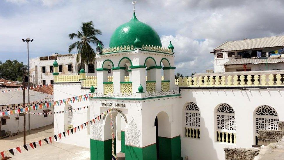 Kenya Lamu mosque: Anger over T-shirt worn by Jay-Z - BBC News