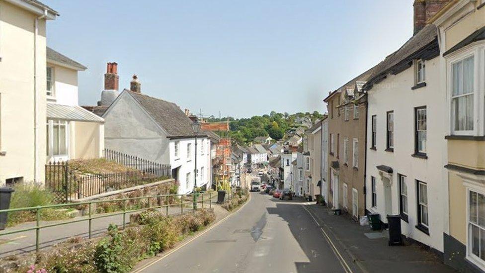 Modbury sewer works: Lorries getting stuck on diversion - BBC News