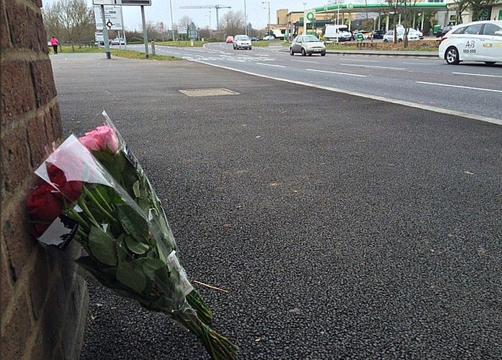 Arrest after two killed in Basildon Roundacre car crash - BBC News
