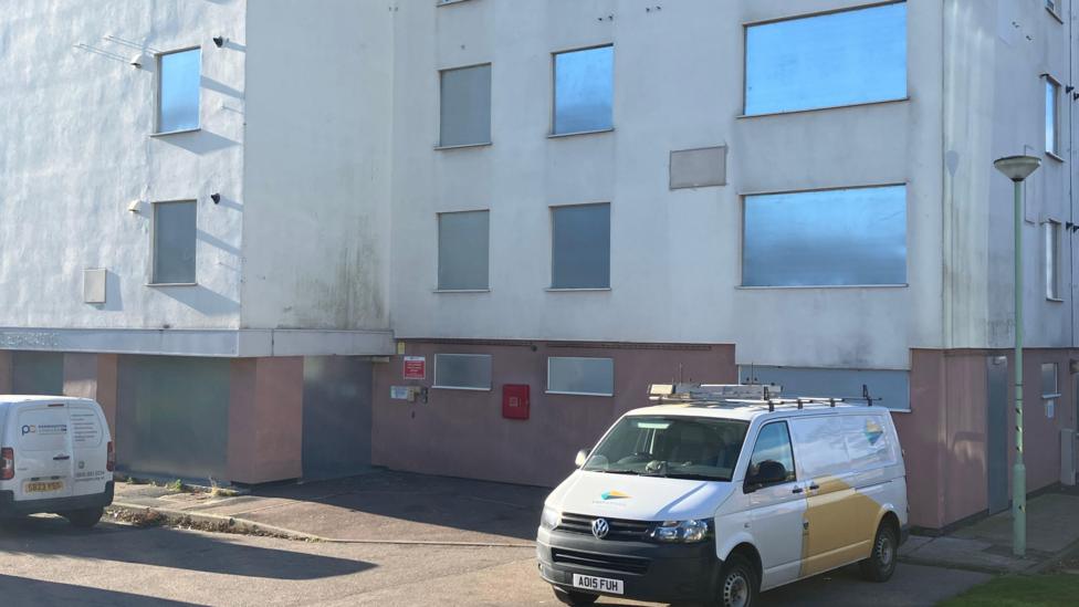 Lowestoft tower block demolition delayed over roof equipment - BBC News