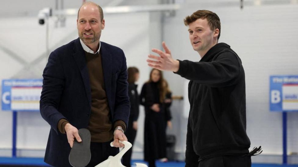 Catherine and William enjoy curling in Stirling - BBC News