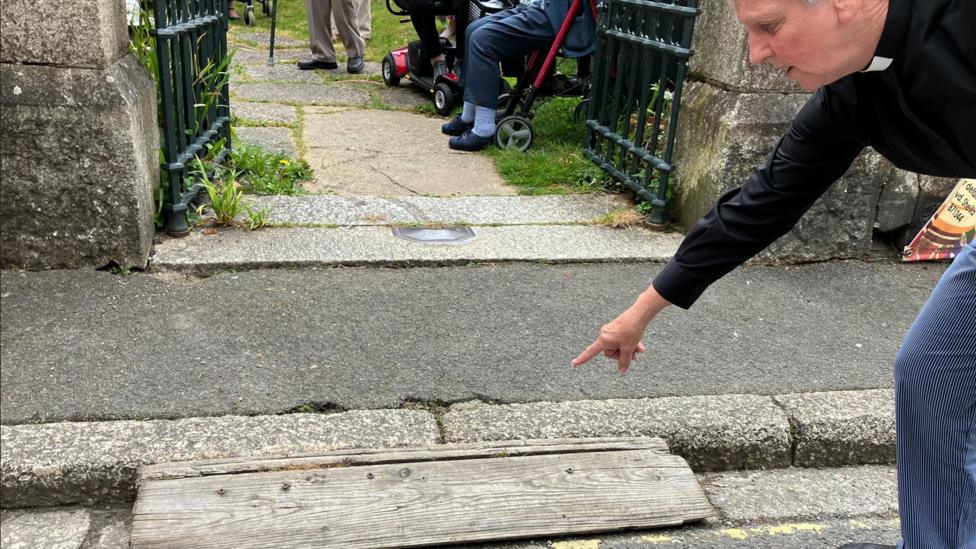 Work carried out to remove 'nuisance' ramp at Lostwithiel church - BBC News