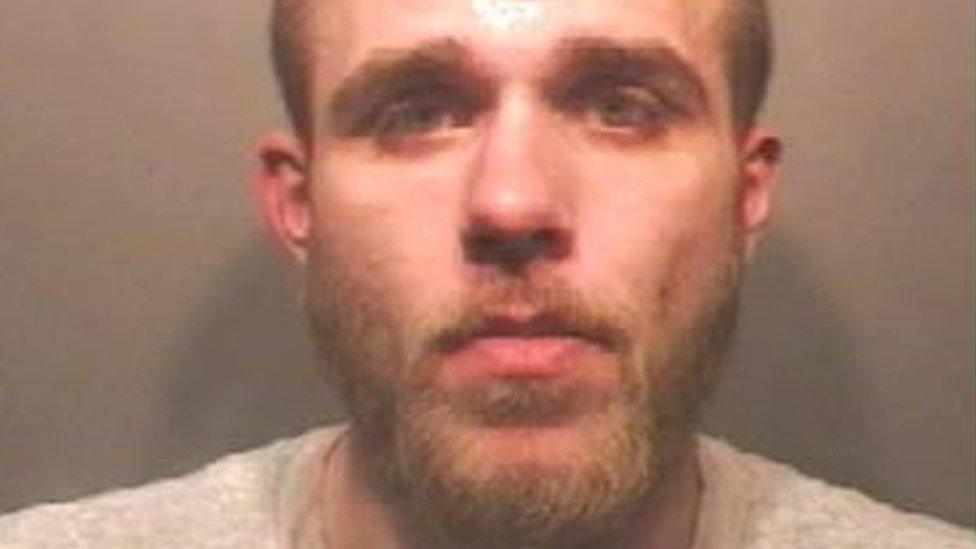 'Tea towel mask' armed Luton mosque robber jailed - BBC News