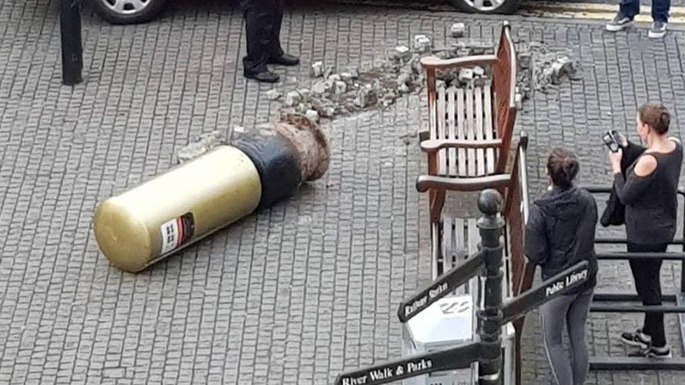 Andy Murray's Olympic gold post box hit by car in Dunblane - BBC News