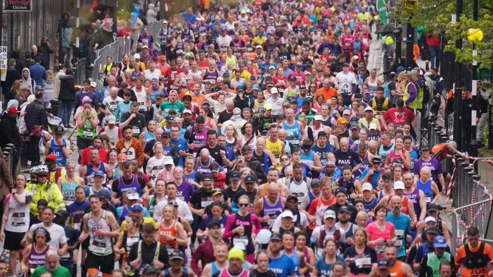 Maidstone: Cancer survivor to run London Marathon - BBC News