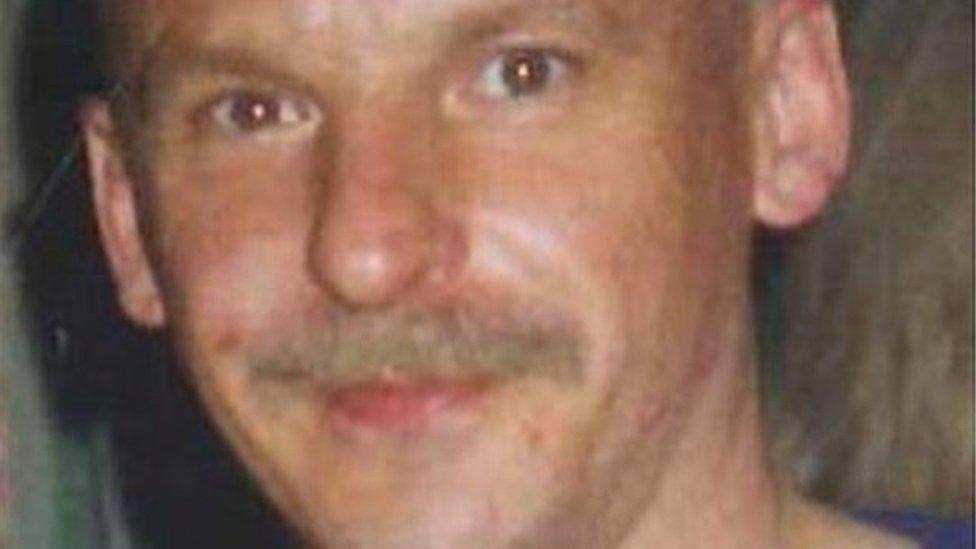 Stephen Whitehead death: Binman was attacked with sledgehammer - BBC News