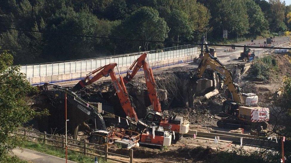M27 closure: Motorway re-opens early after bridge work - BBC News