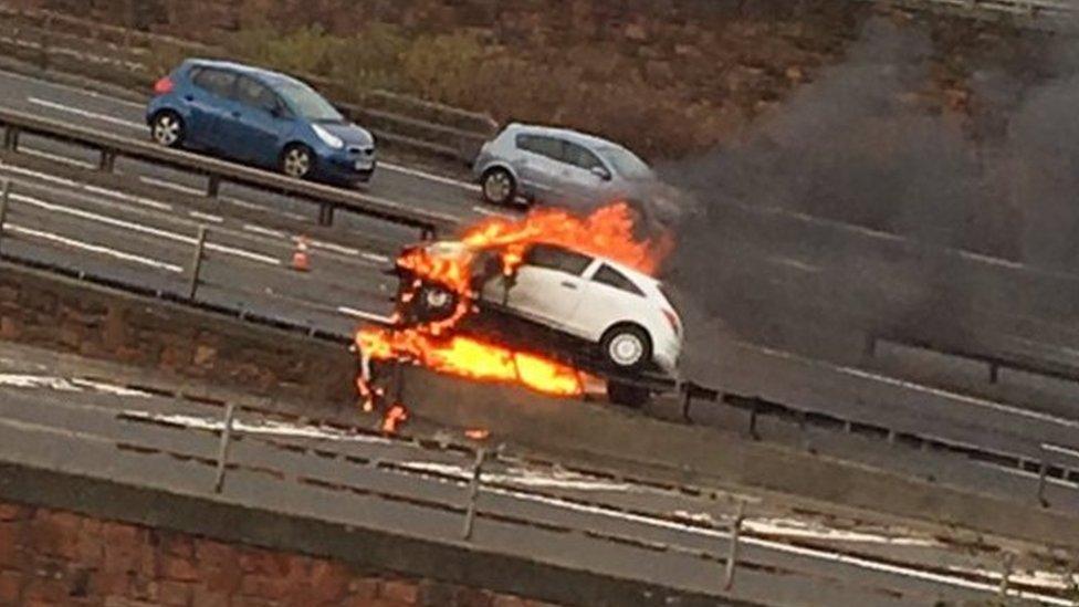 Car fire closes westbound M8 in Glasgow - BBC News