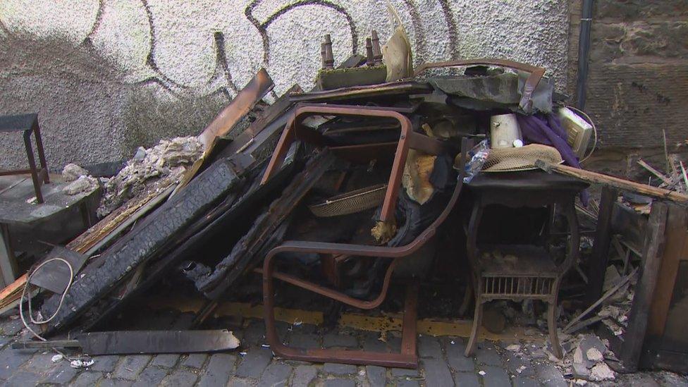 Man in hospital after Edinburgh flat fire - BBC News
