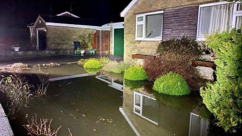 River Wye causes flooding in Bakewell and Buxton - BBC News