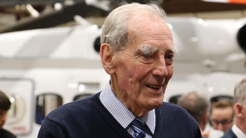 Man who clung to cliff in St Kilda meets rescuers - BBC News