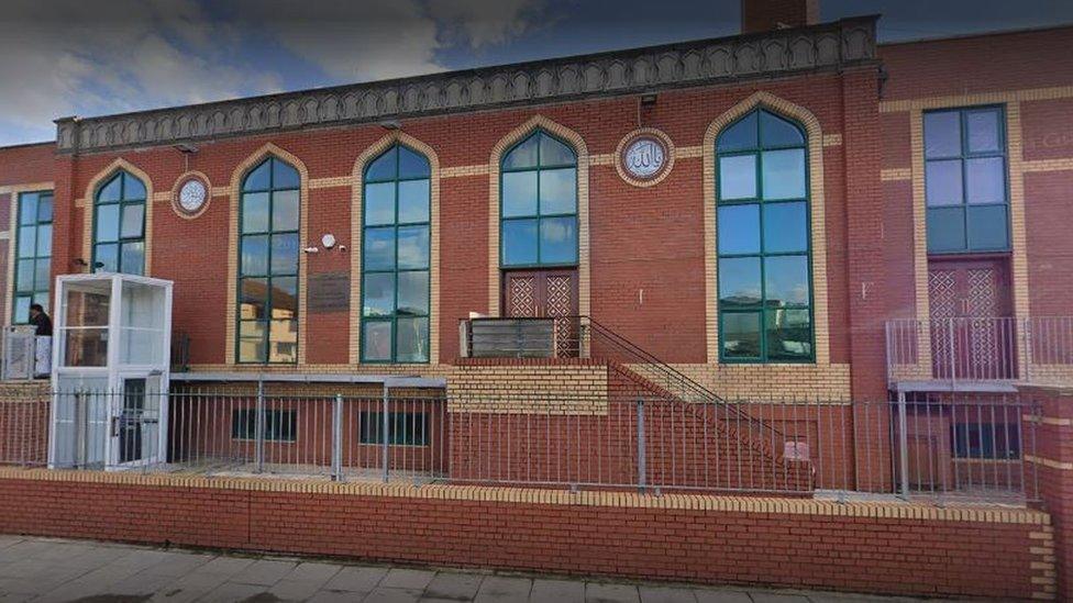 Ilford worshippers pelted with eggs in ‘Islamophobic' attack - BBC News