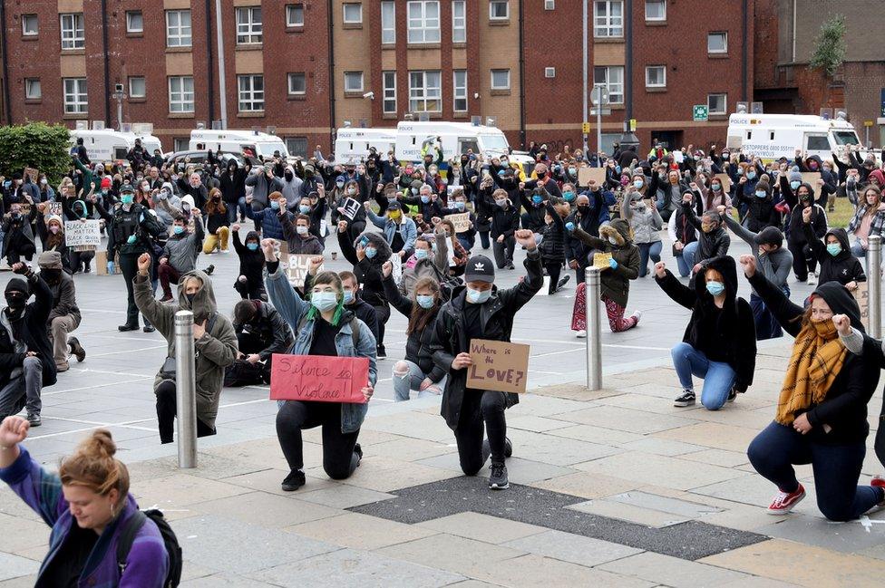 Belfast war memorial protest inquiry 'closed too soon by PSNI' - BBC News