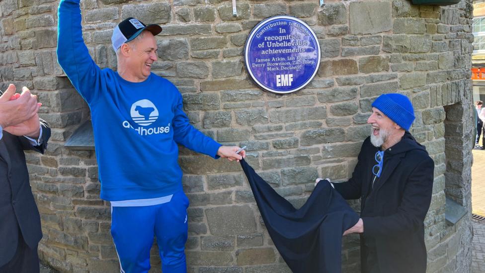 EMF: 90s heroes 'overwhelmed' by hometown blue plaque - BBC News
