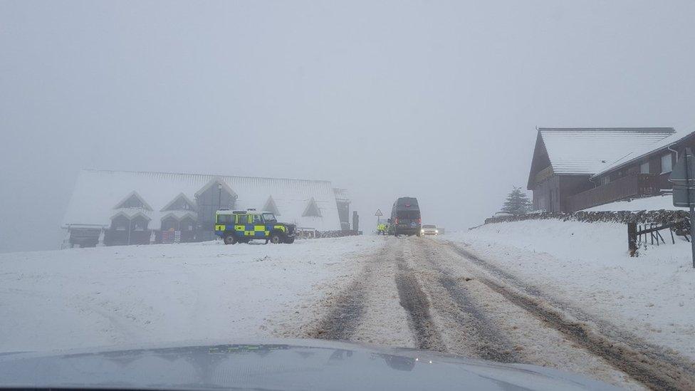 Snow gates closed as wintry weather hits Cairngorms - BBC News