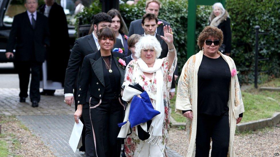 Stars attend Ronnie Corbett's funeral - BBC News
