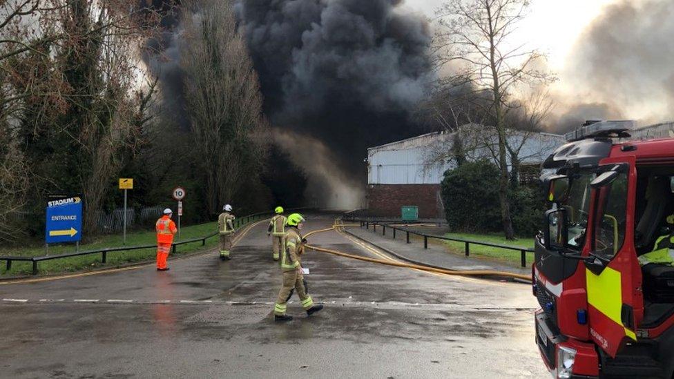 Large fire breaks out at Reading industrial estate - BBC News
