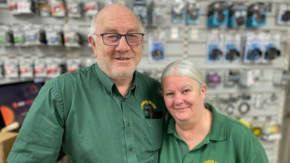 Manx woman reunited with family photos after 25 years - BBC News