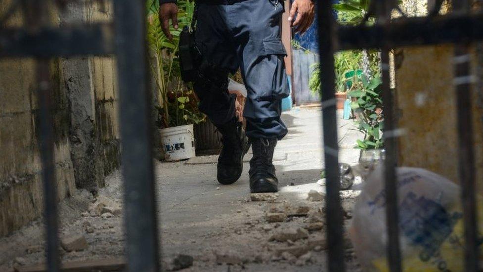 Mexican mob attacks Russian over insults in Cancun - BBC News