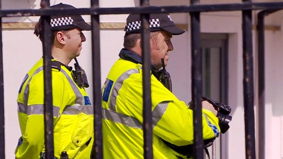 Degau'n protestio yn Noc Penfro wedi 'helynt' Cil-maen - BBC Cymru Fyw