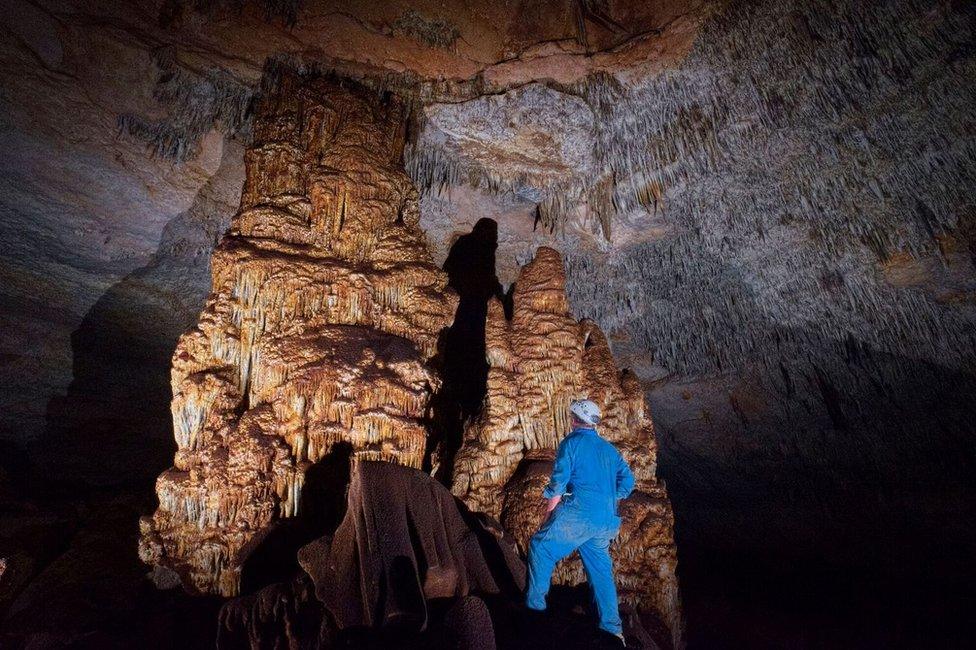 Caves reveal Australia wasteland's secret past - BBC News