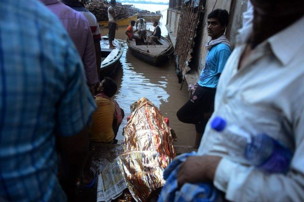Varanasi: Floods stop funerals in India holy city - BBC News