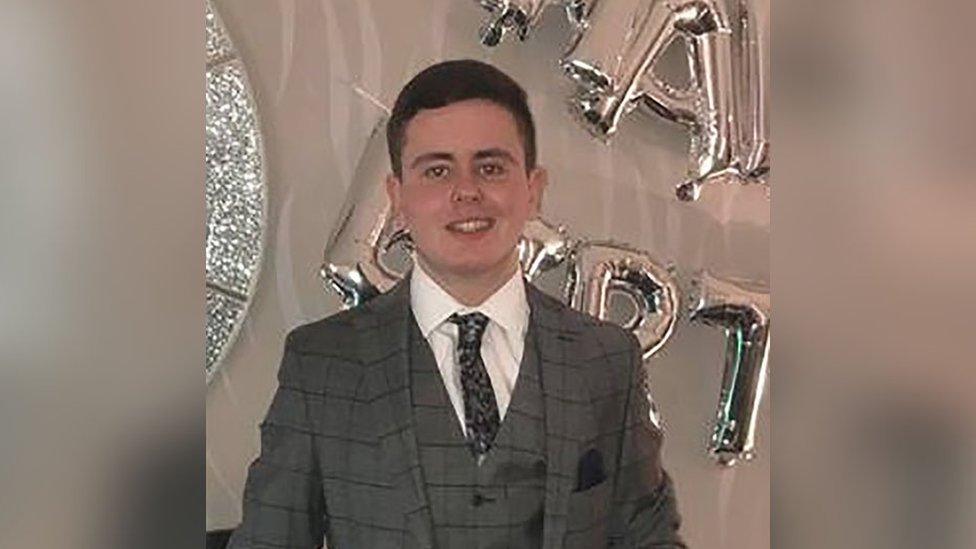 Murder inquiry after teenager hit by van - BBC News