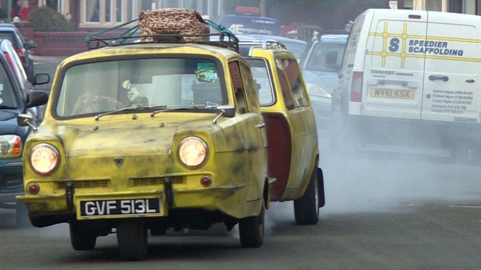 Only Fools and Hearses funeral for retired Lancaster dinner lady - BBC News