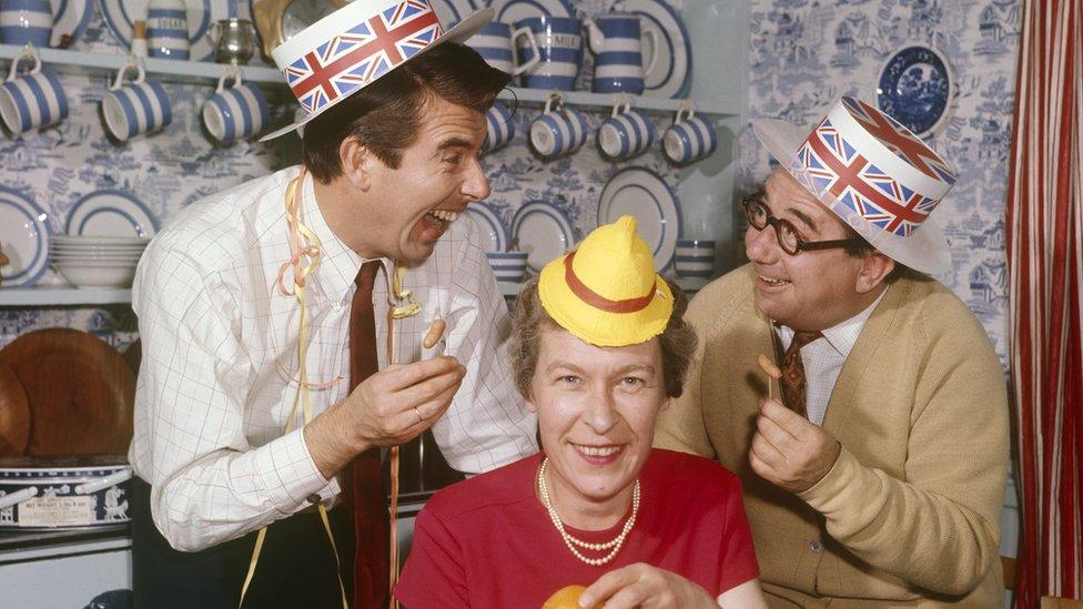 Zena Skinner, TV chef and author, dies - BBC News