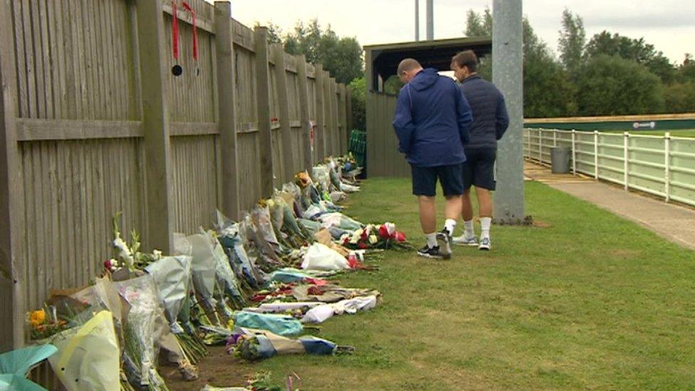 Dylan Rich: Nottingham Forest fans hold 17th minute clap - BBC News