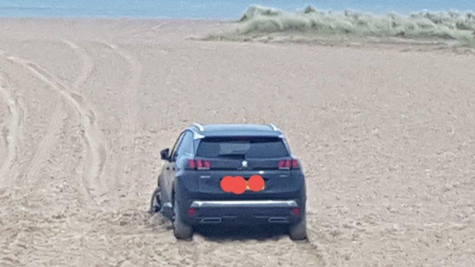 Family stuck in car on Norfolk beach after ignoring sign - BBC News