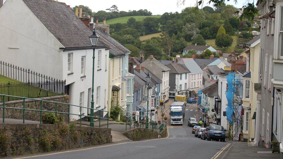 Residents invited to clear up Modbury ahead of summer - BBC News