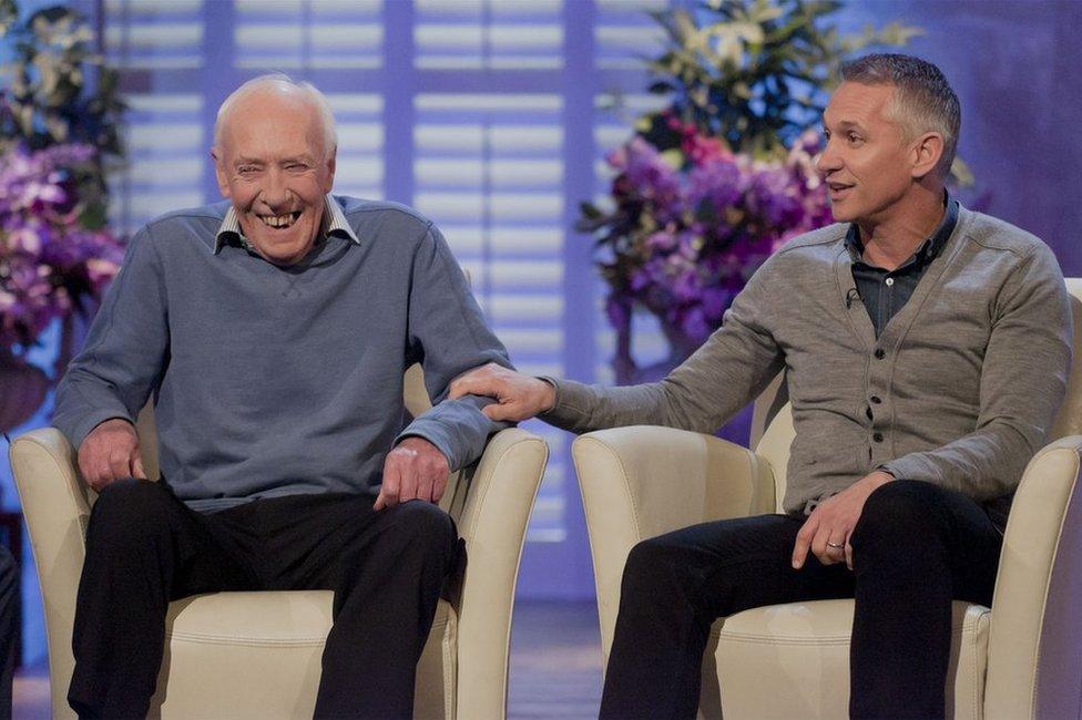 Tributes paid to Gary Lineker's 'hero' father Barry - BBC News