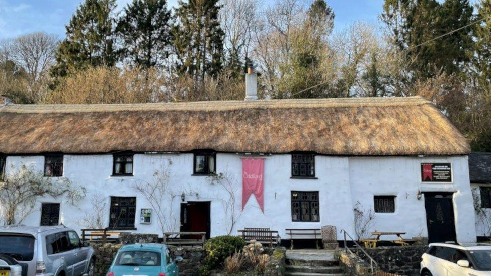 Devon community gives £3,000 for pub's roof repairs - BBC News