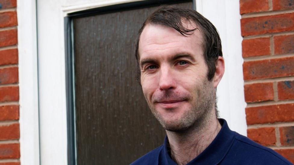 ‘Reuniting with mum ended my cycle of homelessness’ - BBC News