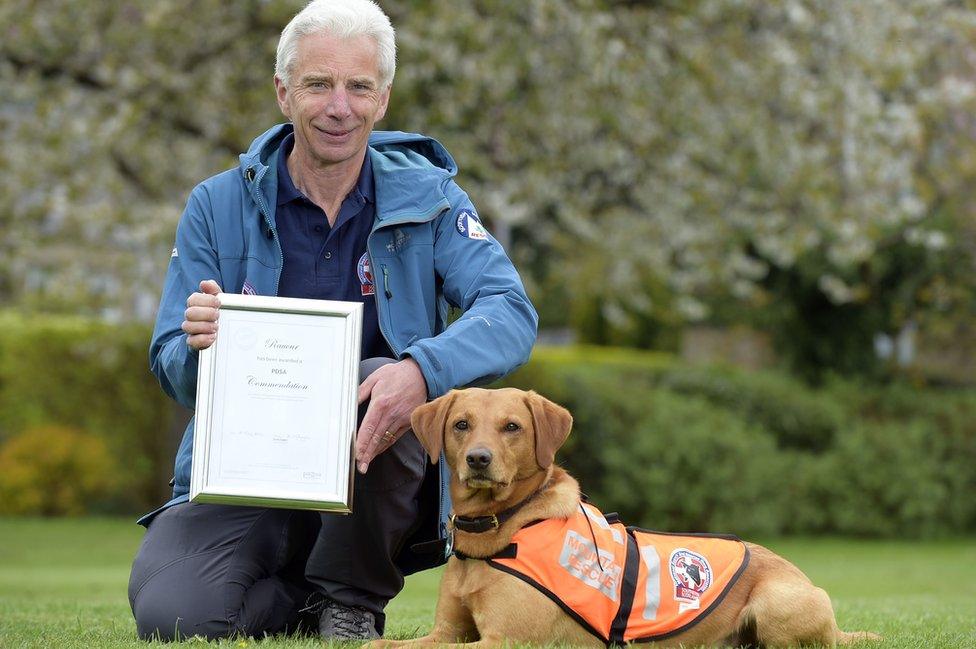 Selkirk dog honoured for blizzard rescue - BBC News