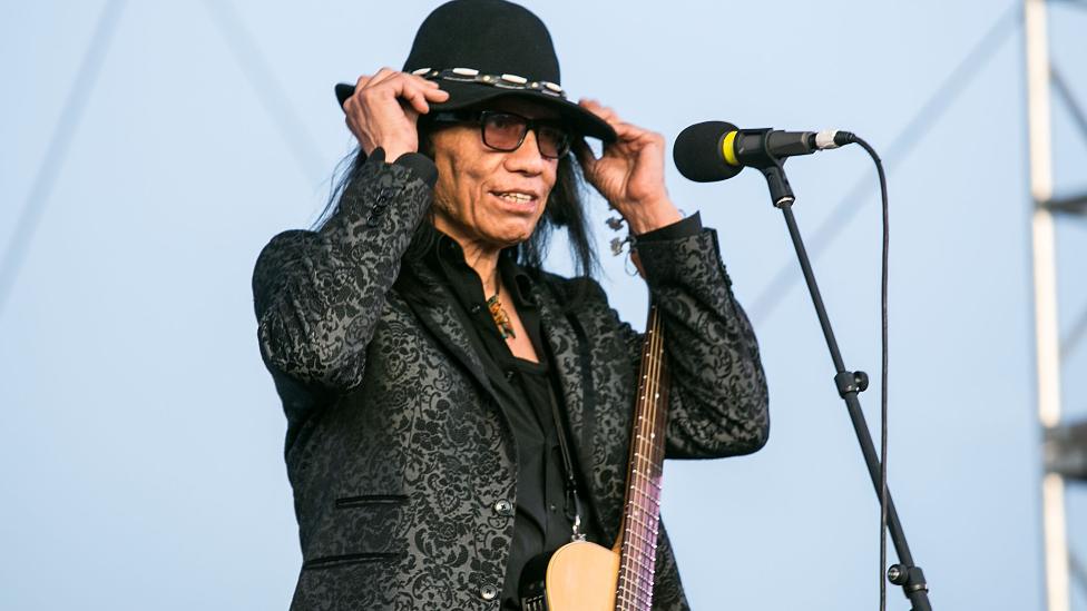 Sixto Rodriguez: Searching for Sugar Man singer dies aged 81 - BBC News