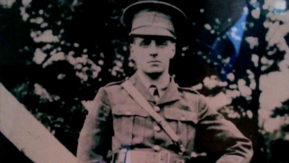 William Allen: Plaque unveiled for WWI medic hero - BBC News