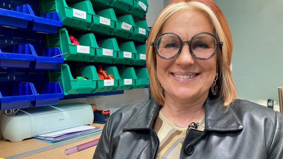 Neo Walk: York woman's custom walking sticks seen on red carpet - BBC News