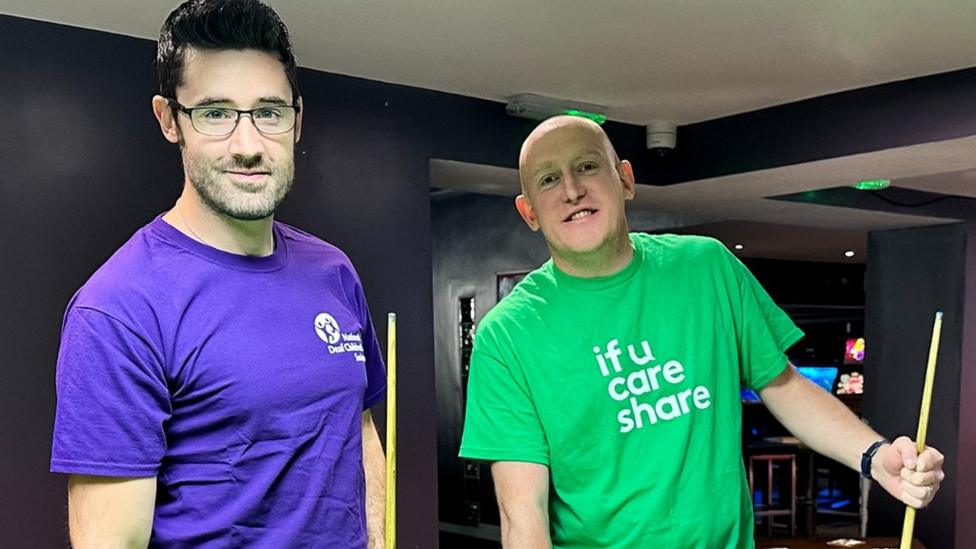 Tennessee woman sets record for world's longest mullet - BBC News