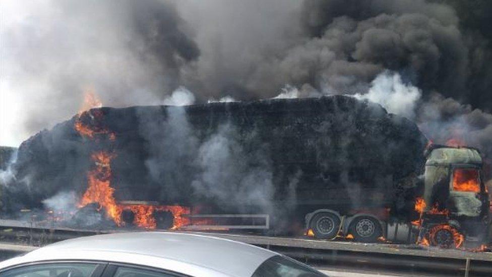 M2 hard shoulder drivers in Kent 'delay fire engine' - BBC News