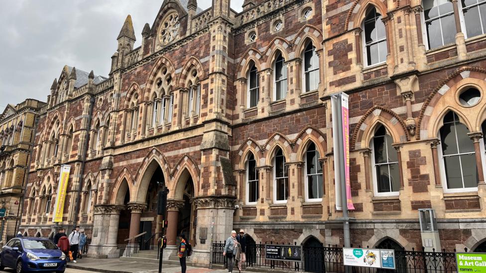 Row over Exeter swimming pool closure - BBC News